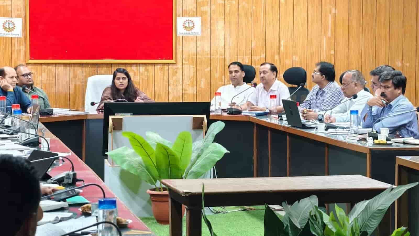 चित्तौड़गढ़: जिला कलक्टर डॉ. मंजू ने चिकित्सा अधिकारियों की बैठक में ...