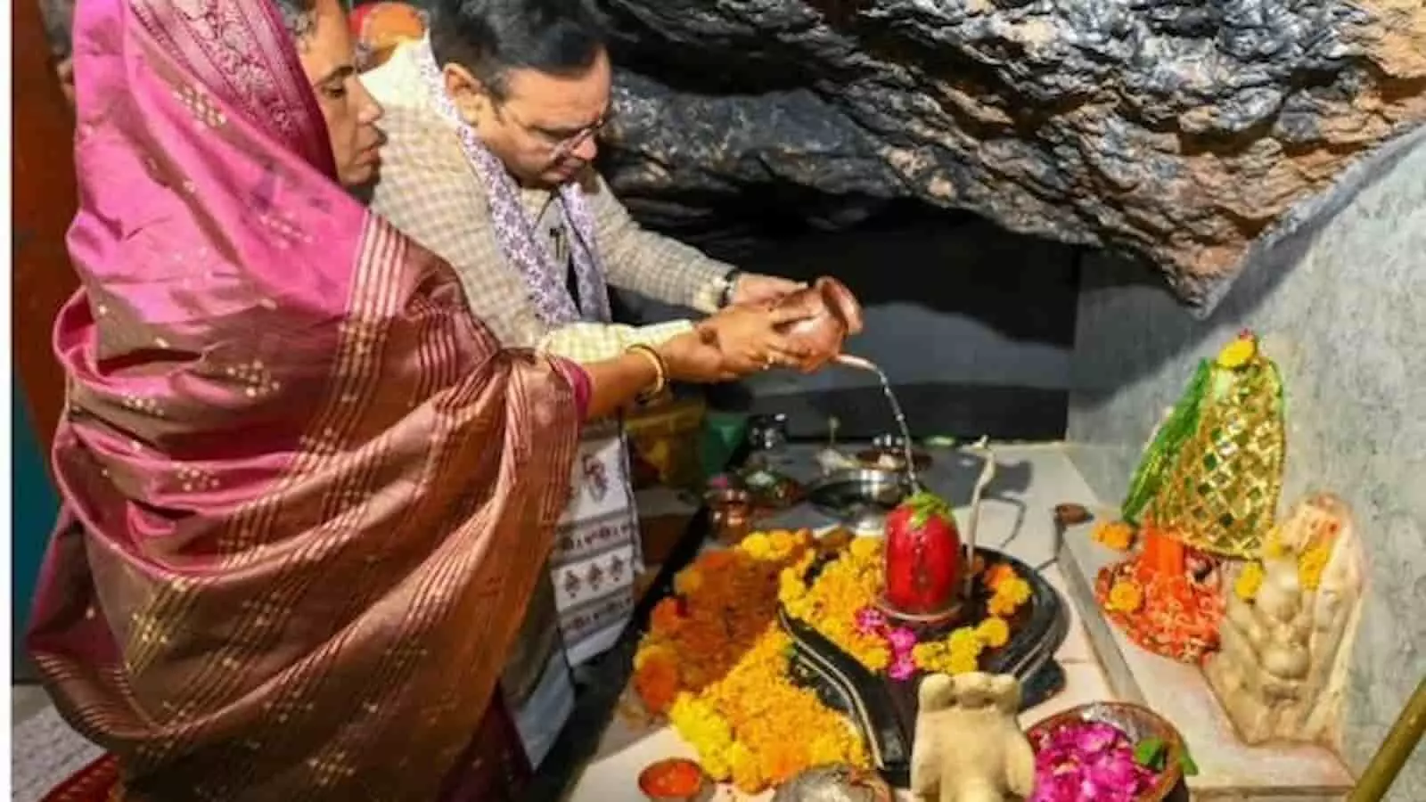मुख्यमंत्री भजन लाल शर्मा ने बम्बोरी के श्री गंगेश्वर महादेव मंदिर में ...