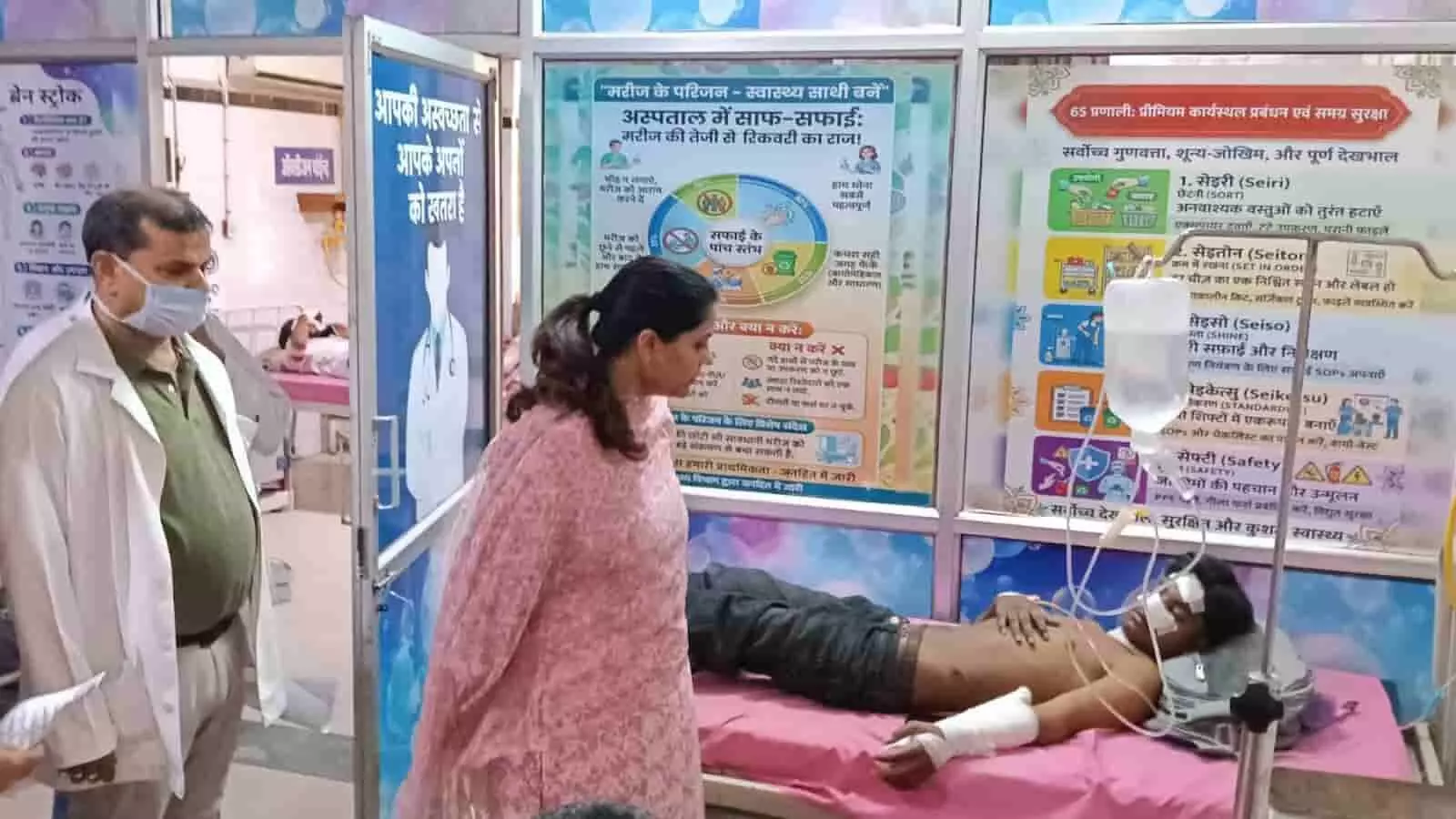 चित्तौड़गढ़ में बस दुर्घटना: जिला कलक्टर डॉ. मंजू ने अस्पताल पहुंचकर ...