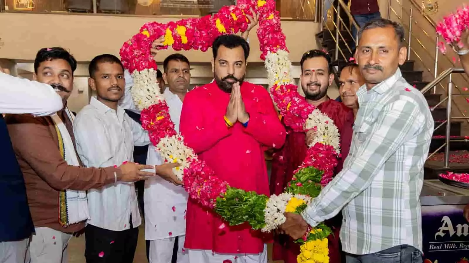 मंगलवाड़ के शर्मा भोजनालय पहुंचे लक्ष्यराज सिंह मेवाड़ और शैलेश लोढ़ा ...