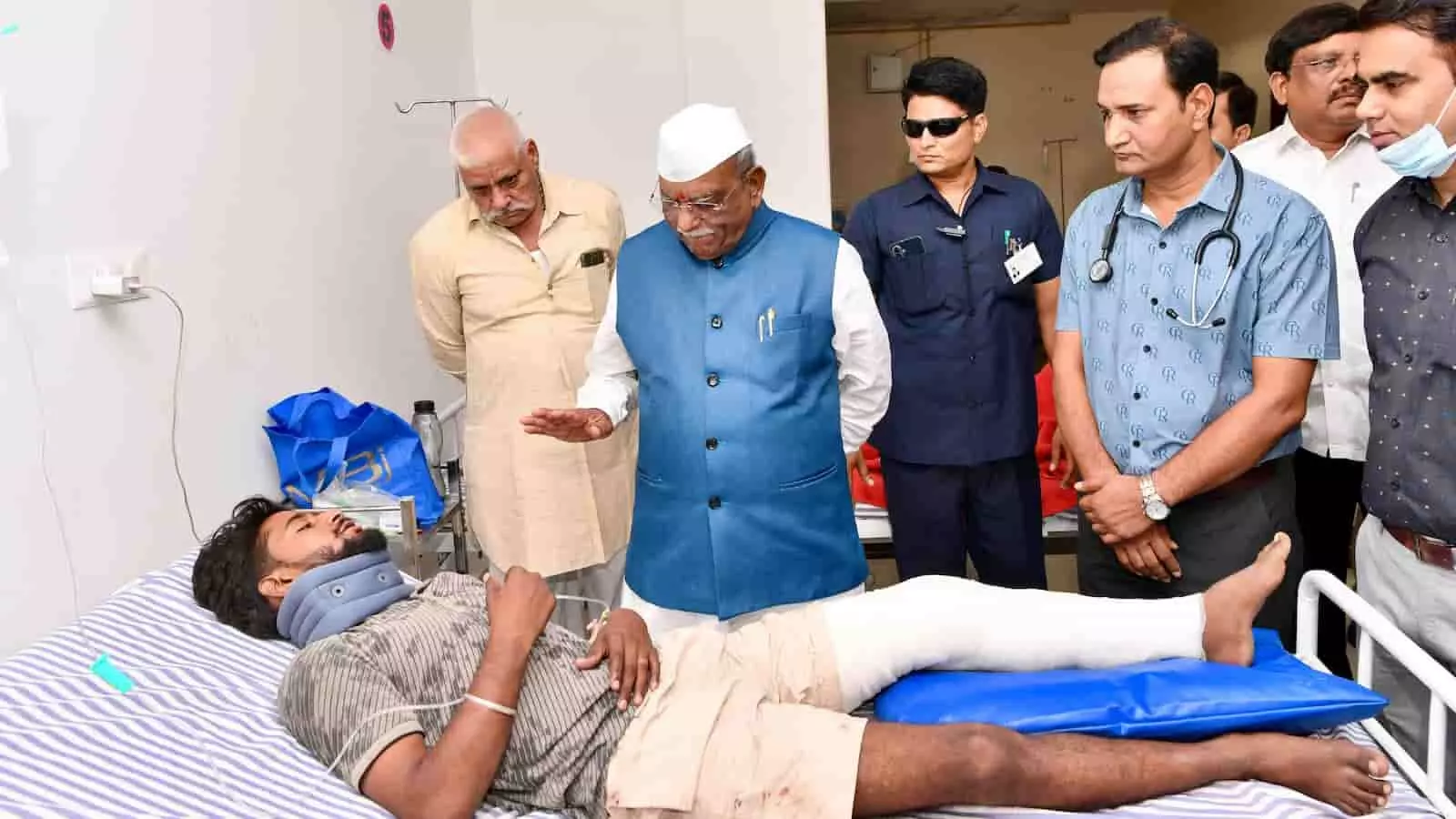 राज्यपाल हरिभाऊ बागडे ने चौमूं अस्पताल पहुंचकर घायलों का जाना हाल ...