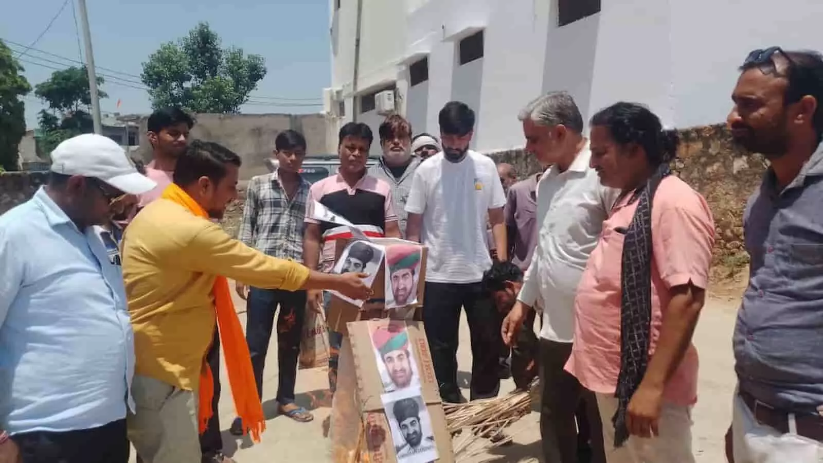 भुसावर में सांसद हनुमान बेनीवाल का पुतला दहन, सीएम पर टिप्पणी से भाजपा ...