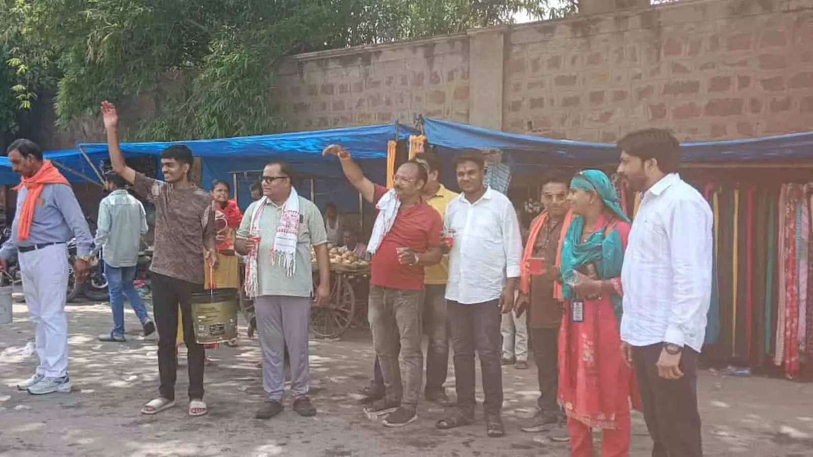 धौलपुर में गंगाजल जल संरक्षण अभियान के तहत राहगीरों को बांटा शरबत ...