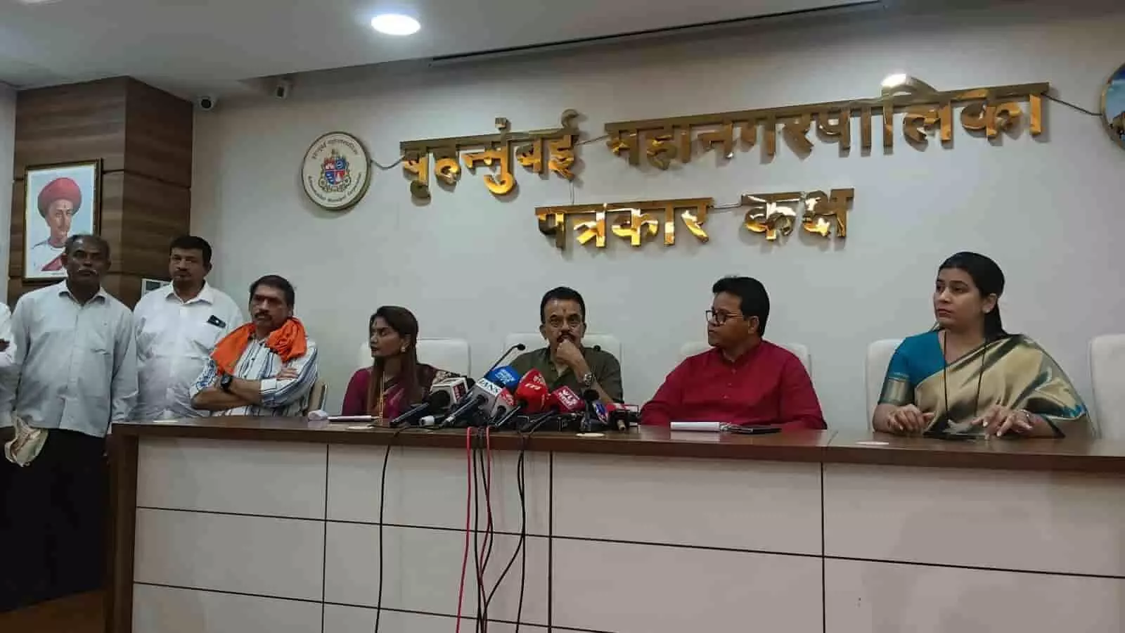 मुंबई में फेरीवालों को मिलेंगे क्यूआर कोड आईडी कार्ड, संजय निरुपम ने ...
