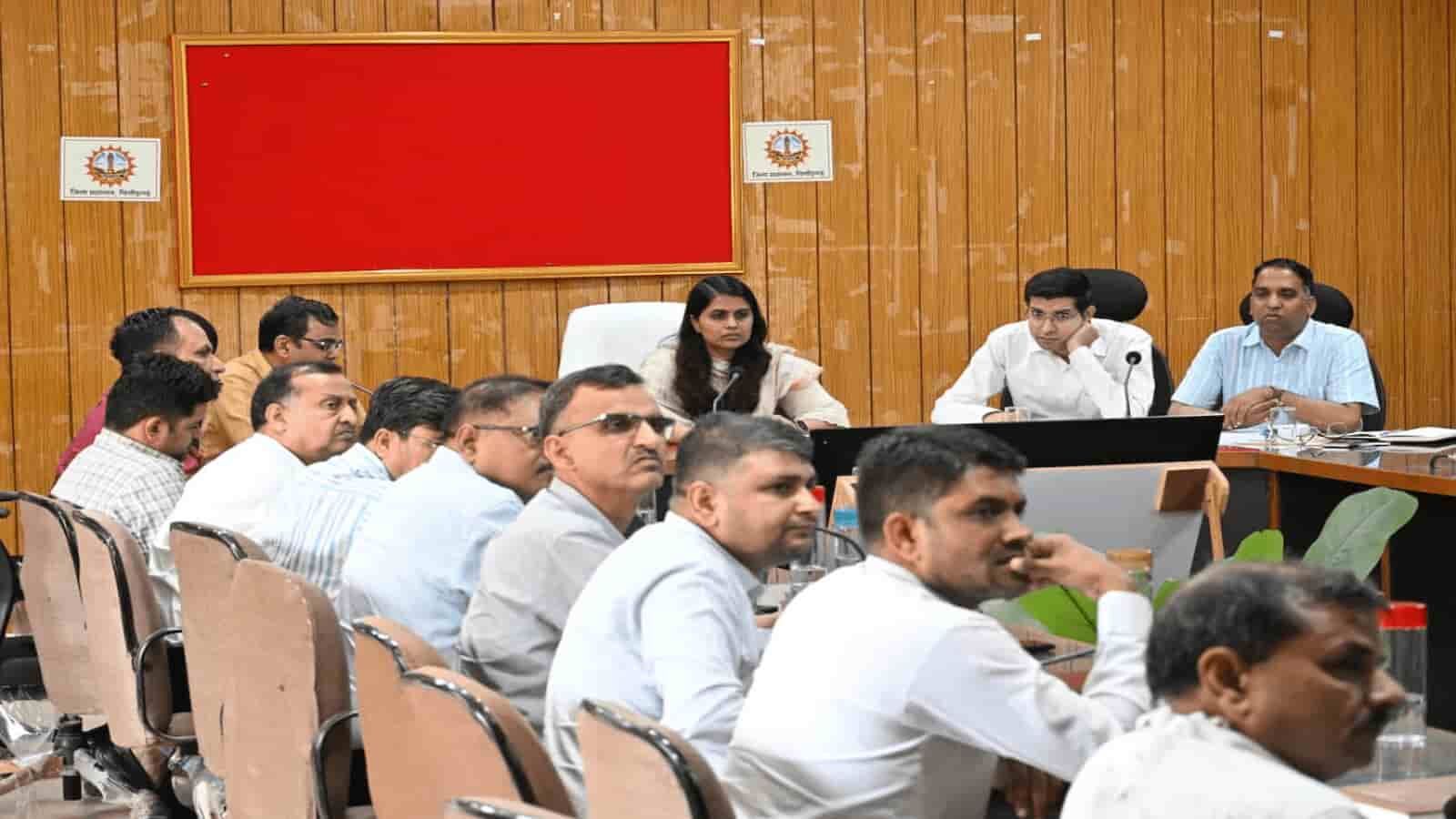 चित्तौड़गढ़: सम्पर्क पोर्टल के लंबित प्रकरणों पर सख्त हुईं जिला कलक्टर ...
