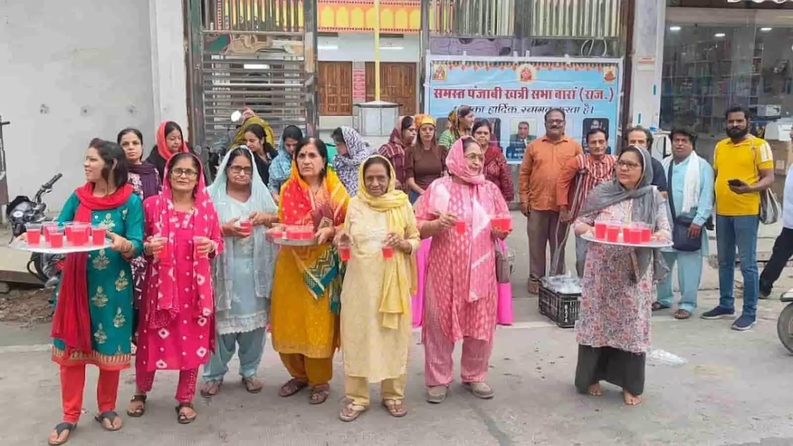 बारां: पंजाबी खत्री सभा ने श्री अरूट महाराज जयंती पर किया शरबत वितरण ...