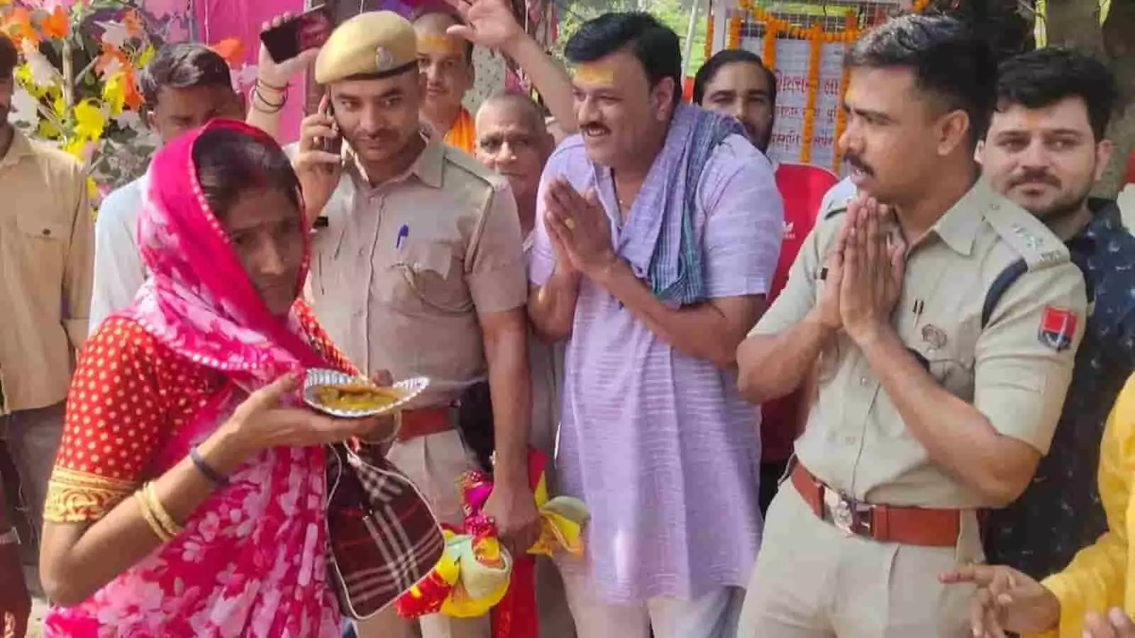डीग: ब्रज 84 कोस परिक्रमा मार्ग पर एसपी ने वाटर कूलर का किया उद्घाटन ...