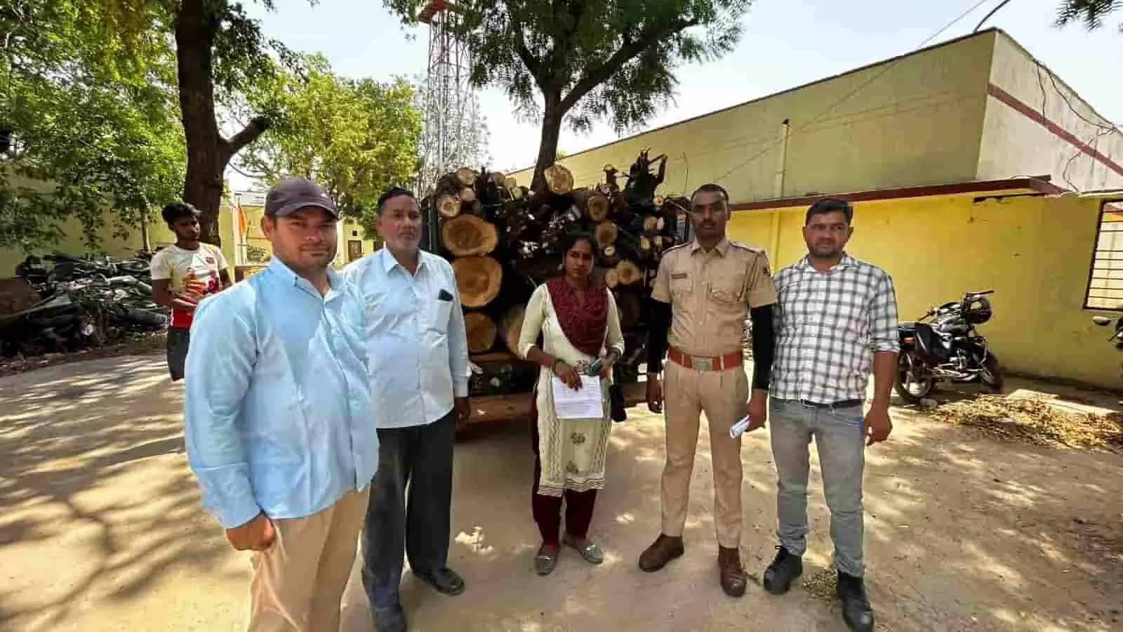 भरतपुर: वन विभाग ने अवैध नीम की लकड़ियों से भरा वाहन पकड़ा | Bharatpur ...