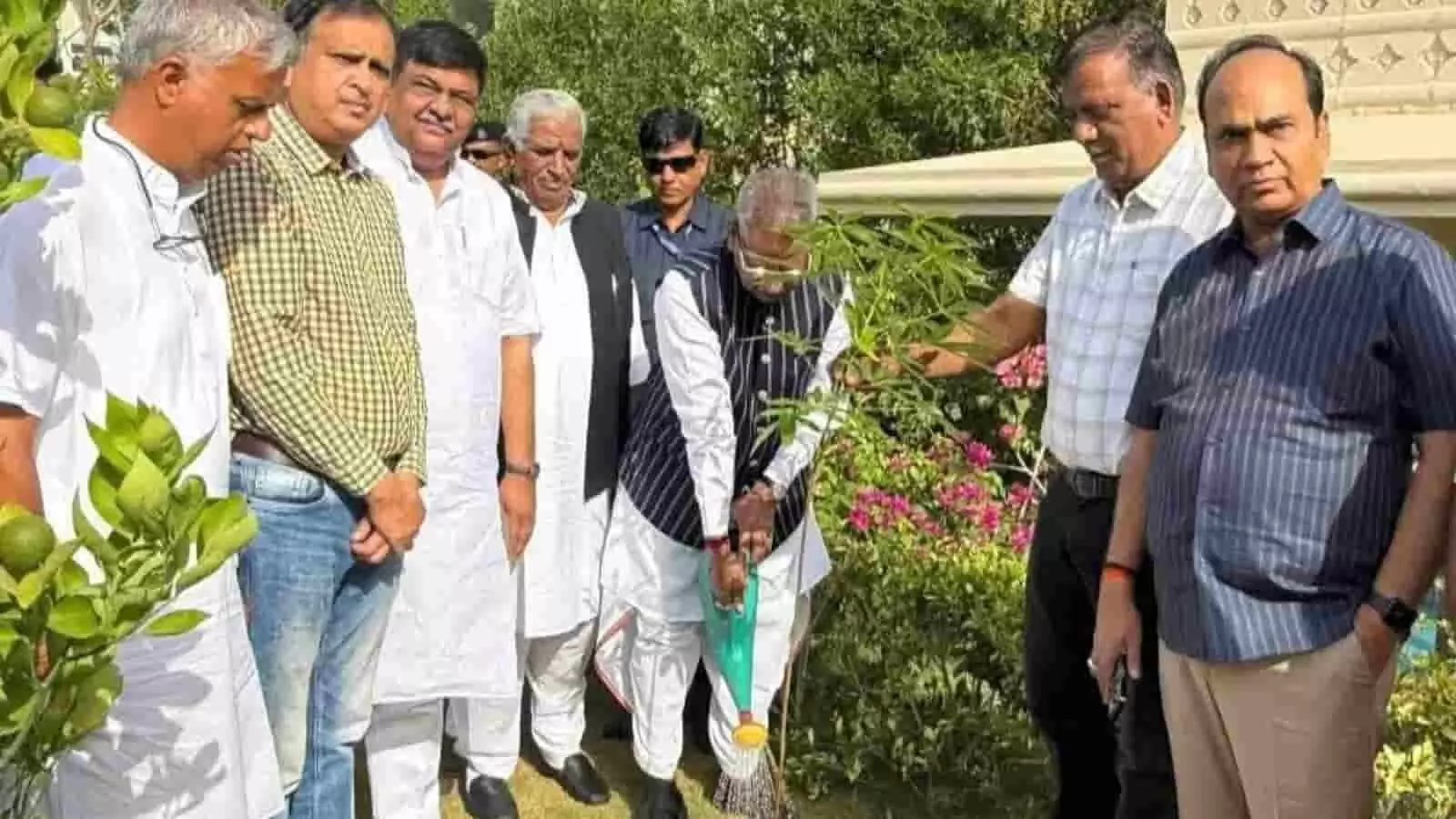 उदयपुर में राज्यपाल ओमप्रकाश माथुर और वन मंत्री ने किया पौधारोपण ...
