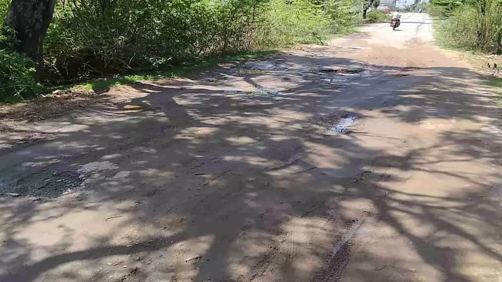 फतहनगर-चंगेड़ी मुख्य मार्ग जर्जर, बड़े गड्ढों से राहगीर और ग्रामीण ...