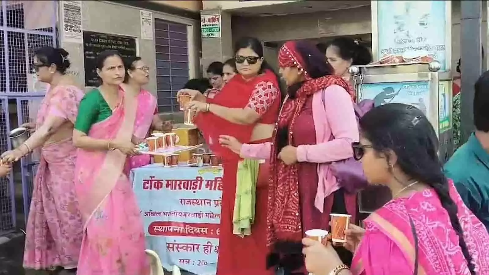 टोंक बस स्टैंड पर मारवाड़ी महिला सम्मेलन ने यात्रियों को पिलाया शर्बत ...