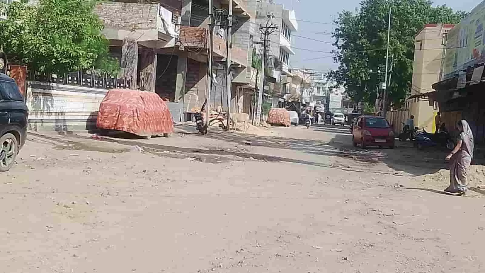 रेलवे स्टेशन-जिला अस्पताल मार्ग पर अधूरी सड़क से राहगीर परेशान ...