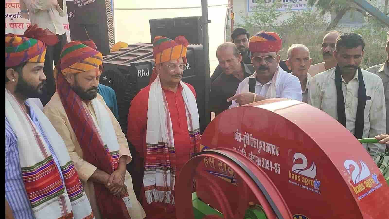 सरस डेयरी की बड़ी पहल: 250 सब्सिडी युक्त कुट्टी मशीनें पाकर खुश हुए ...