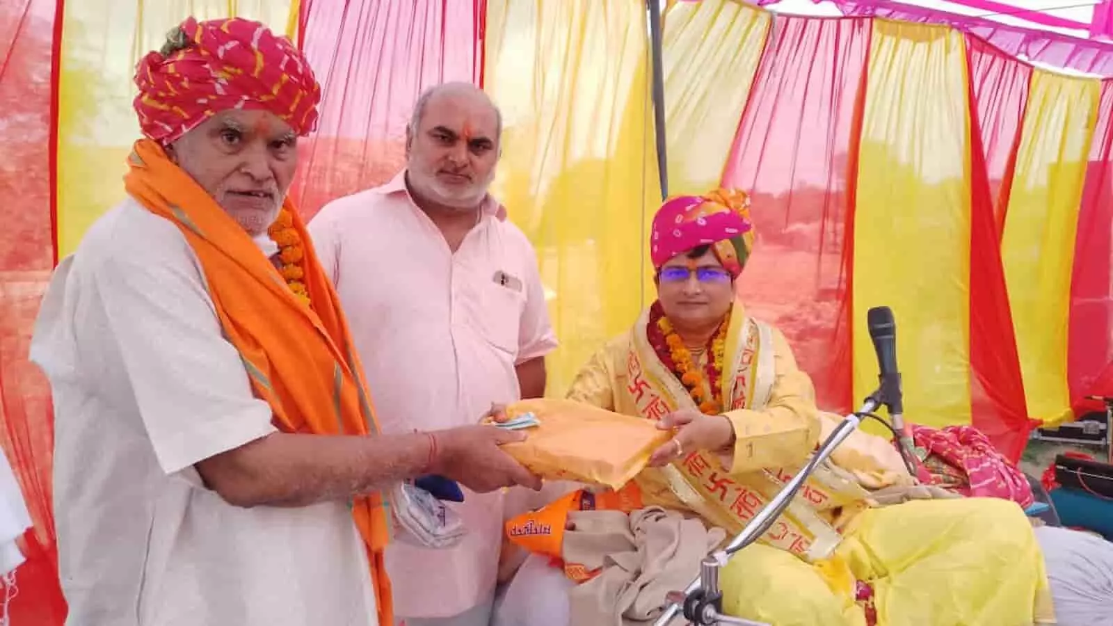 भगवान का नाम और आध्यात्मिक ज्ञान ही समाज को दे सकता है सही दिशा: डॉ ...