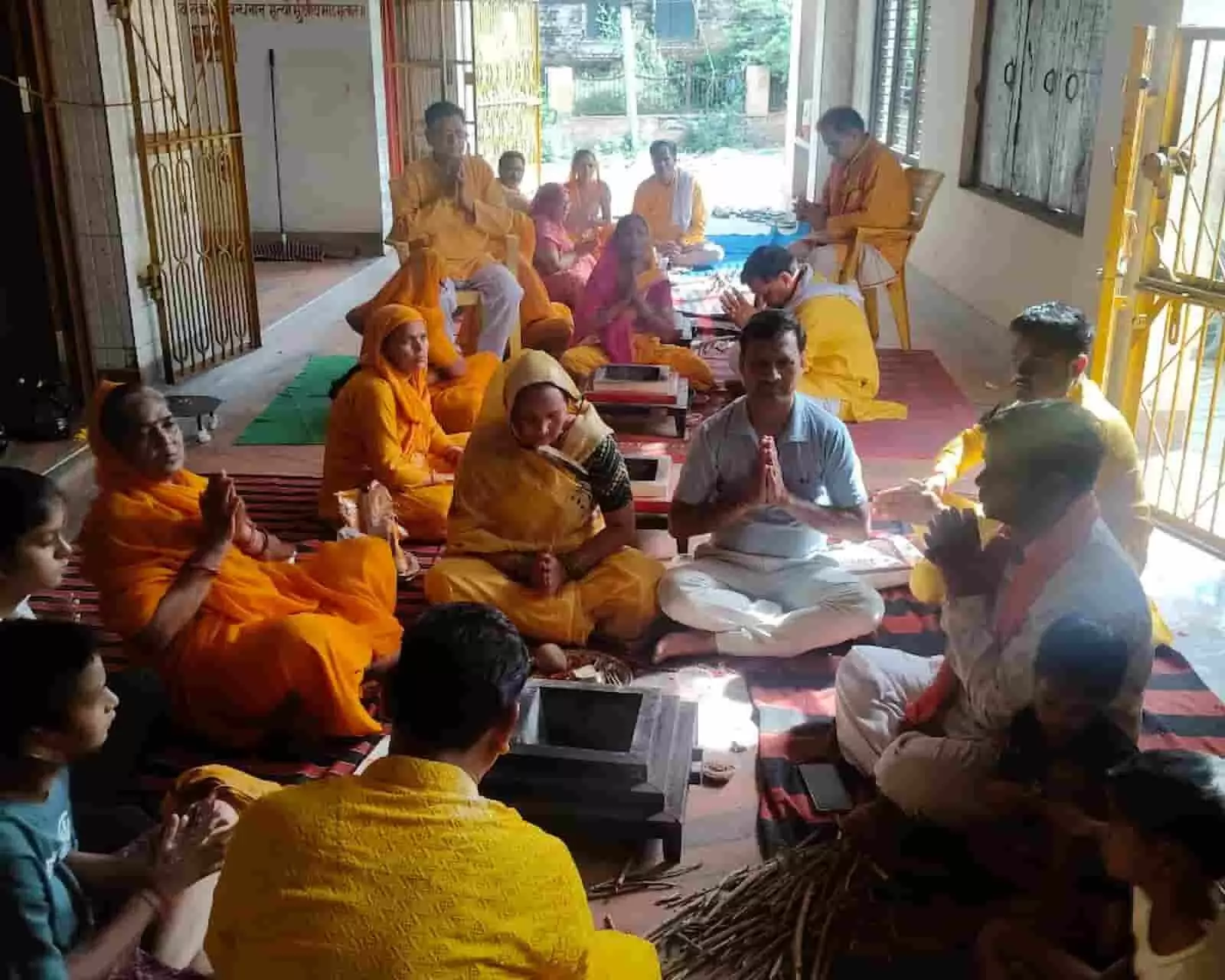 डीग: गायत्री महायज्ञ से गूंजा मंदिर परिसर, विश्व कल्याण की कामना | Deeg ...