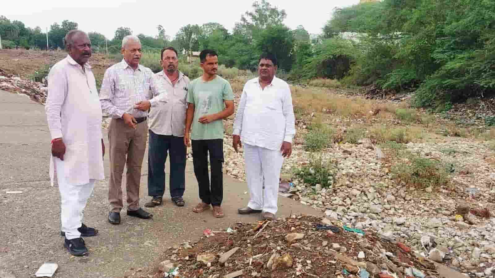 जर्जर पुलिया पर मंडराता खतरा, पूर्व विधायक नानालाल अहारी ने किया मौके ...