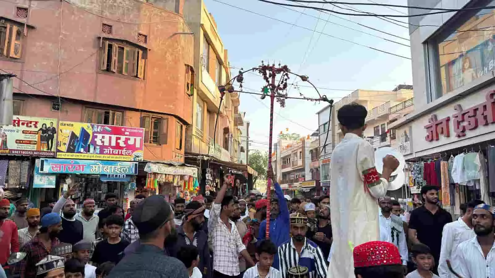 हजरत अब्बास की याद में निकला अलम जुलूस, खेरवाड़ा में गूंजे श्रद्धा ...