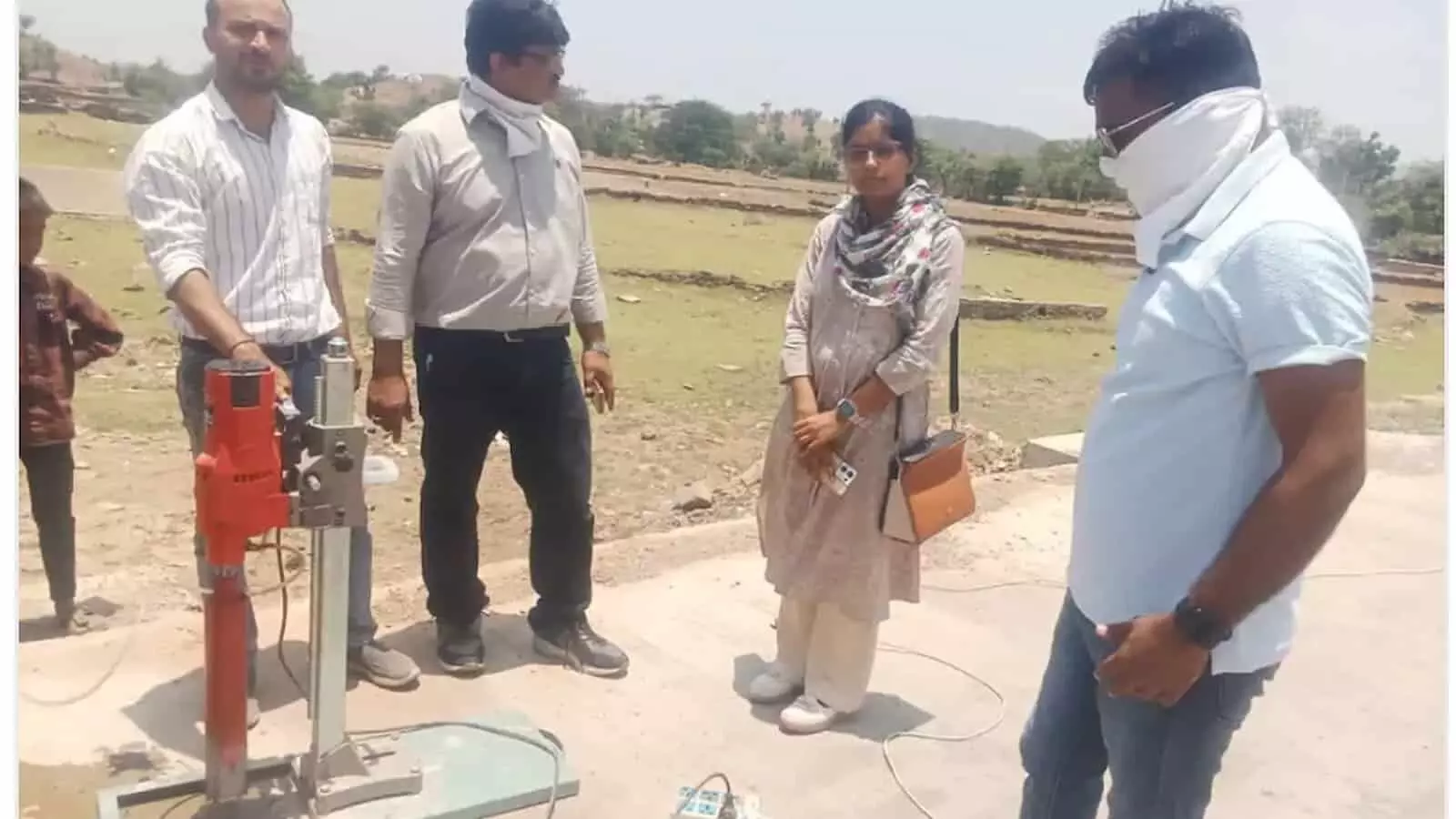 खेरवाड़ा: डाडमिया पुल निर्माण में धांधली की जांच तेज, कोर कटिंग मशीन से ...